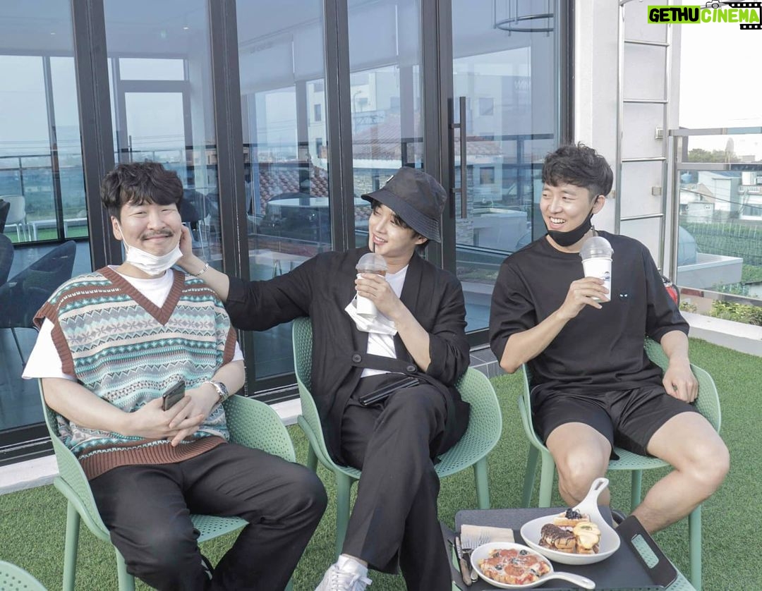 Kim Min-seok Instagram – 어마무시한 카페가 생겼다. 기장에 #르씨엘드 라는 카페다. 커피도 커피지만 크로플이 ...