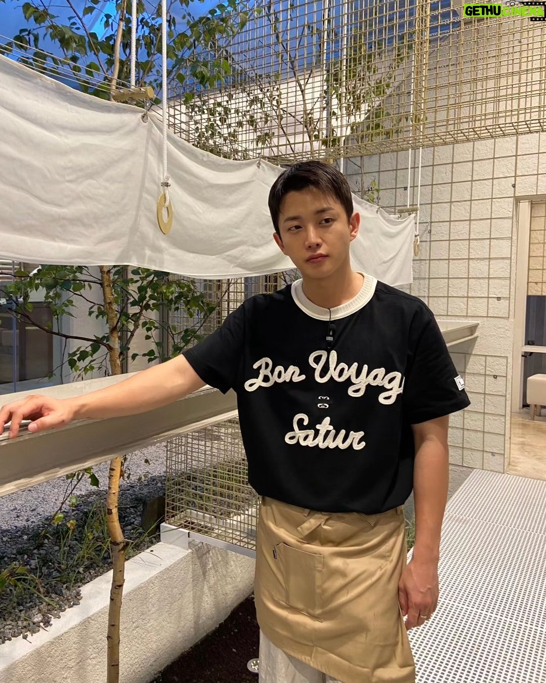 Kim Min-seok Instagram – 폼잡다 비 맞으면 생기는일.(눈에비들어감) | Gethu Cinema