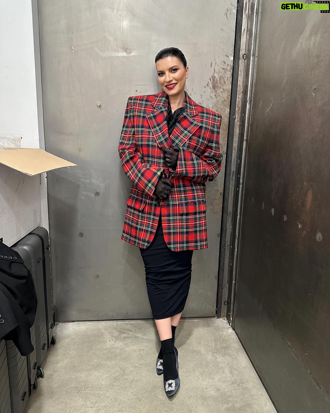 Laura Pausini Instagram – EBOLI 1/2 Felice di ricominciare! Stasera e ...