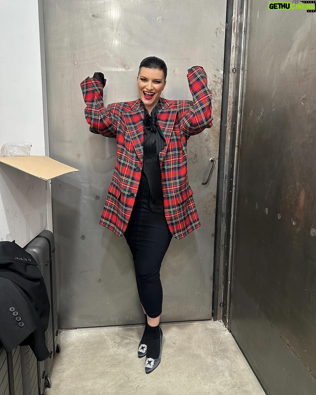 Laura Pausini Instagram – EBOLI 1/2 Felice di ricominciare! Stasera e ...