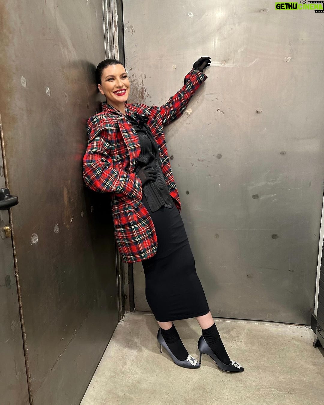 Laura Pausini Instagram – EBOLI 1/2 Felice di ricominciare! Stasera e ...