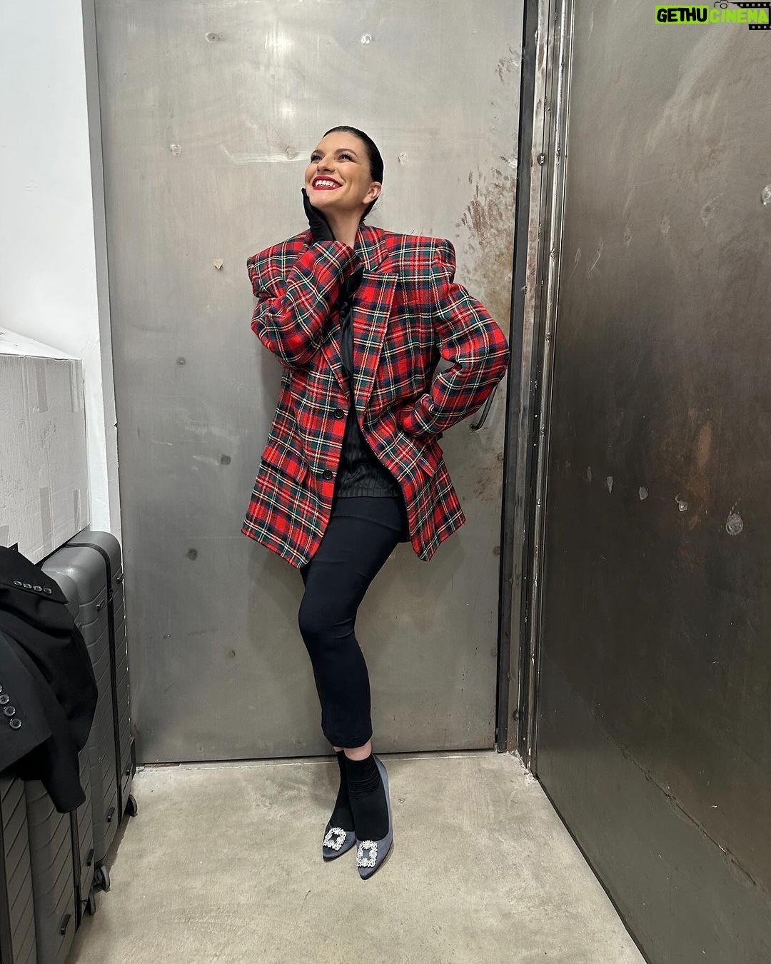 Laura Pausini Instagram – EBOLI 1/2 Felice di ricominciare! Stasera e ...