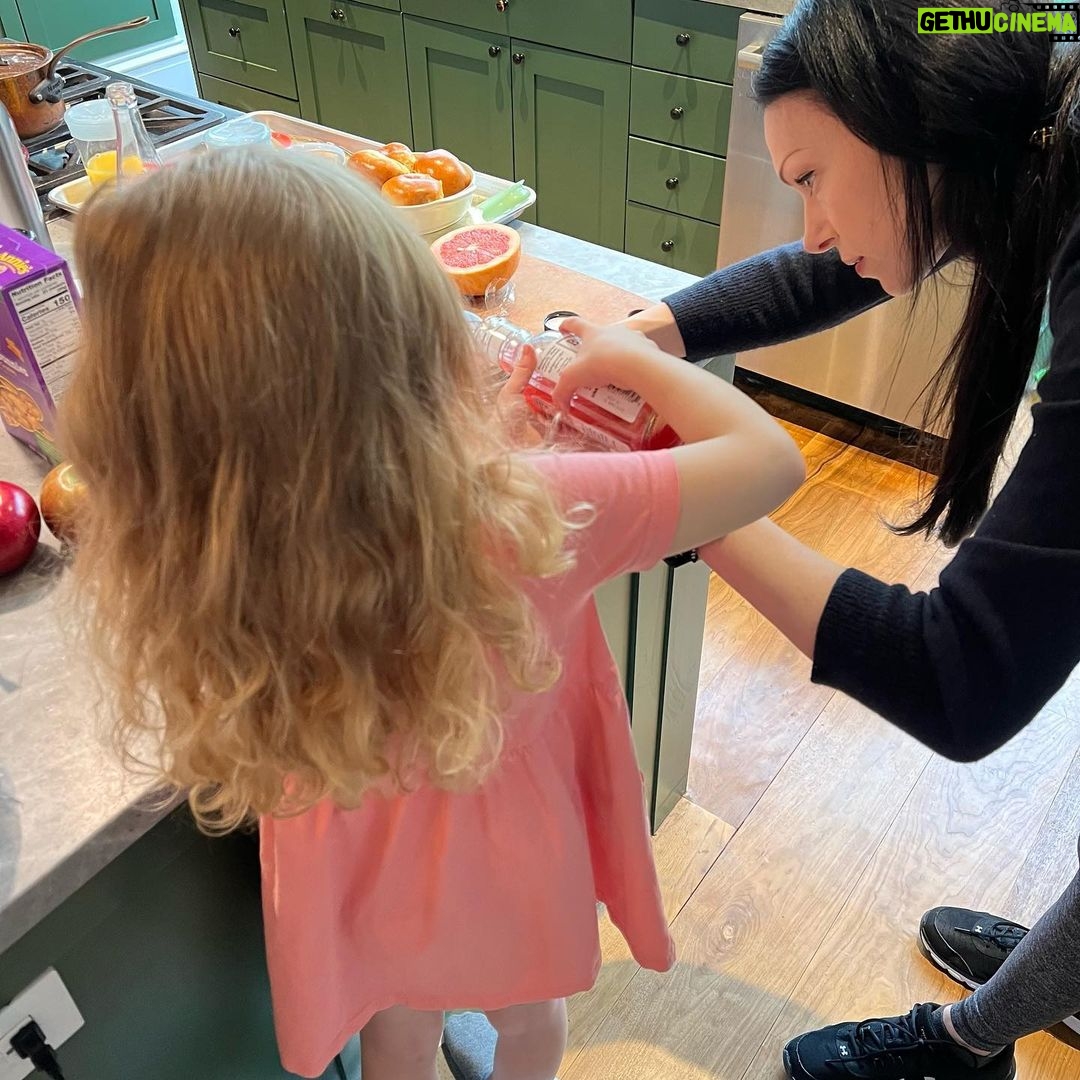 Laura Prepon Instagram – had a helper with breakfast this morning.💓💫 ...