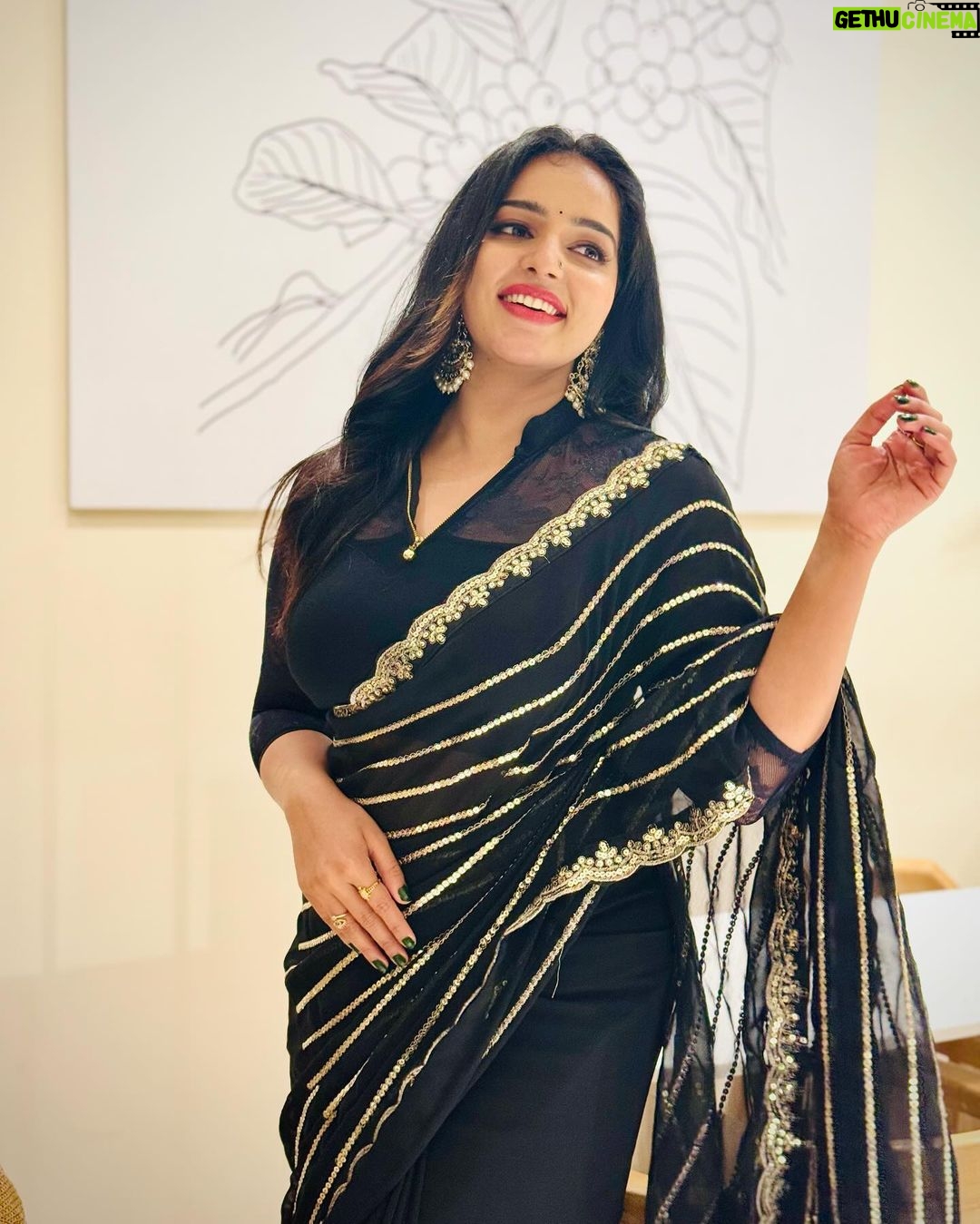 Actress Malavika Menon HD Instagram Photos and Wallpapers February 2024 ...