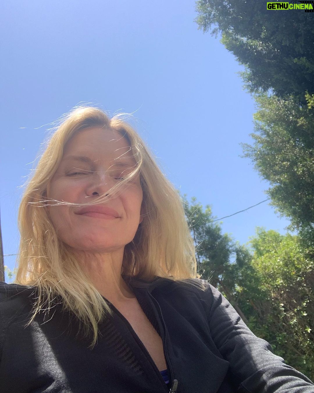 Michelle Pfeiffer Instagram – Sunshine in LA! FINALLY!! 🥳☀️Happy Sunday ...