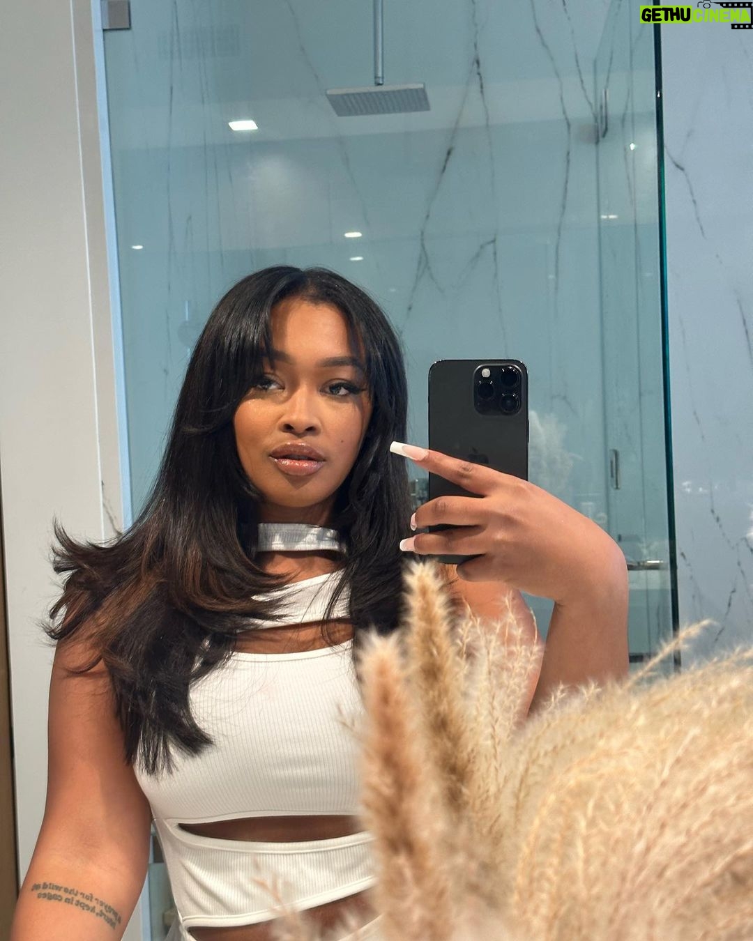 Miracle Watts Instagram – IMA CUT SOME LAYERS. Top : @miracleskloset ...