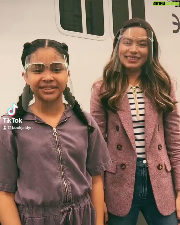 Miranda Cosgrove Instagram – @bookjaidyn had to whisper “1,2,3” so that ...