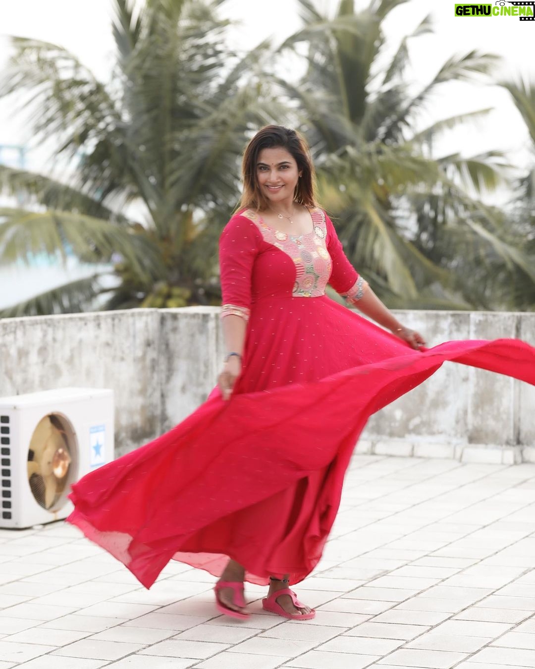 Actress Myna Nandhini HD Instagram Photos and Wallpapers July 2023 ...
