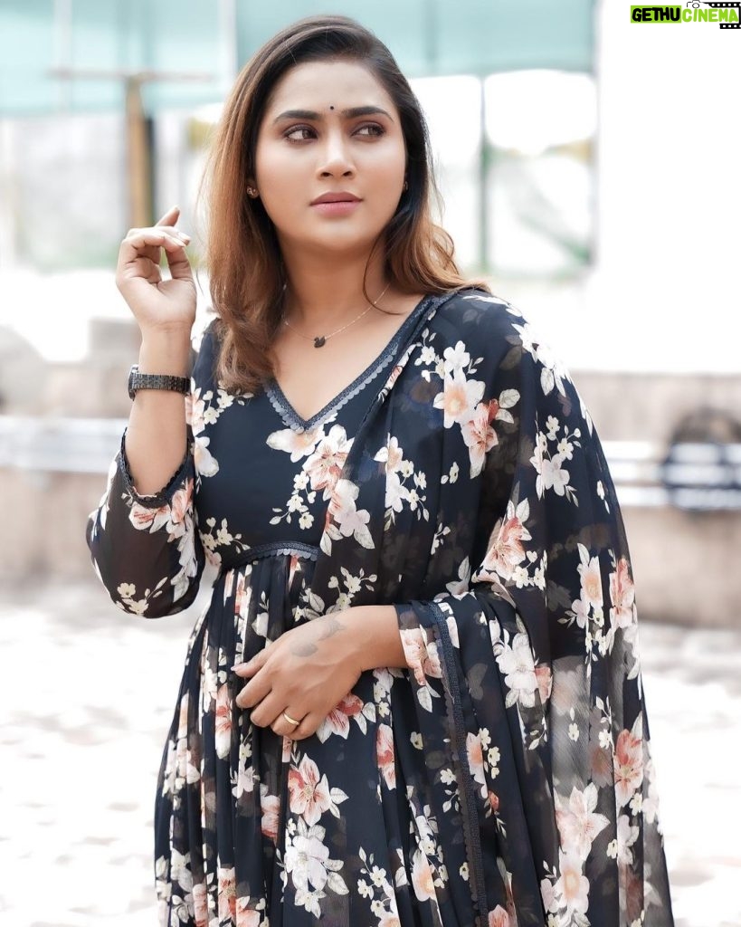Actress Myna Nandhini HD Instagram Photos and Wallpapers May 2023 ...