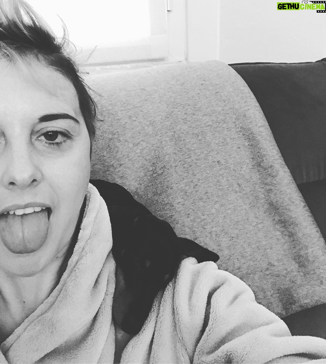 Nadia Toffa Instagram – Buongiorno da noi. Sciarpa totó e ciuffo punk ...
