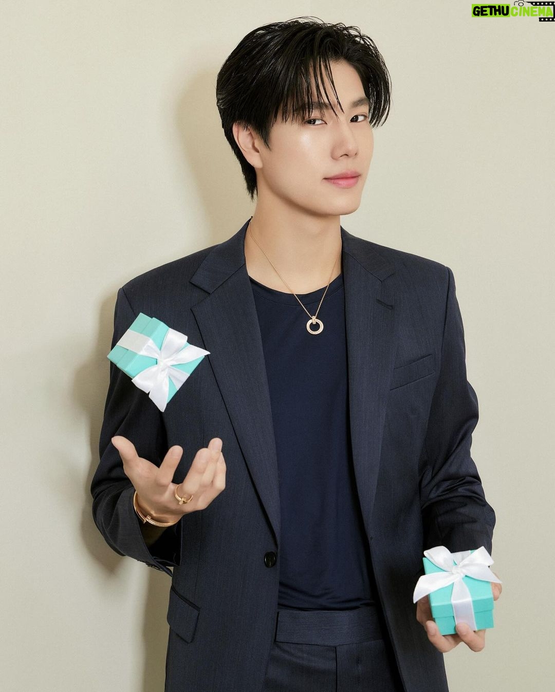 Phuwin Tangsakyuen Instagram – To a happy holiday and festive vibes 💙 # ...