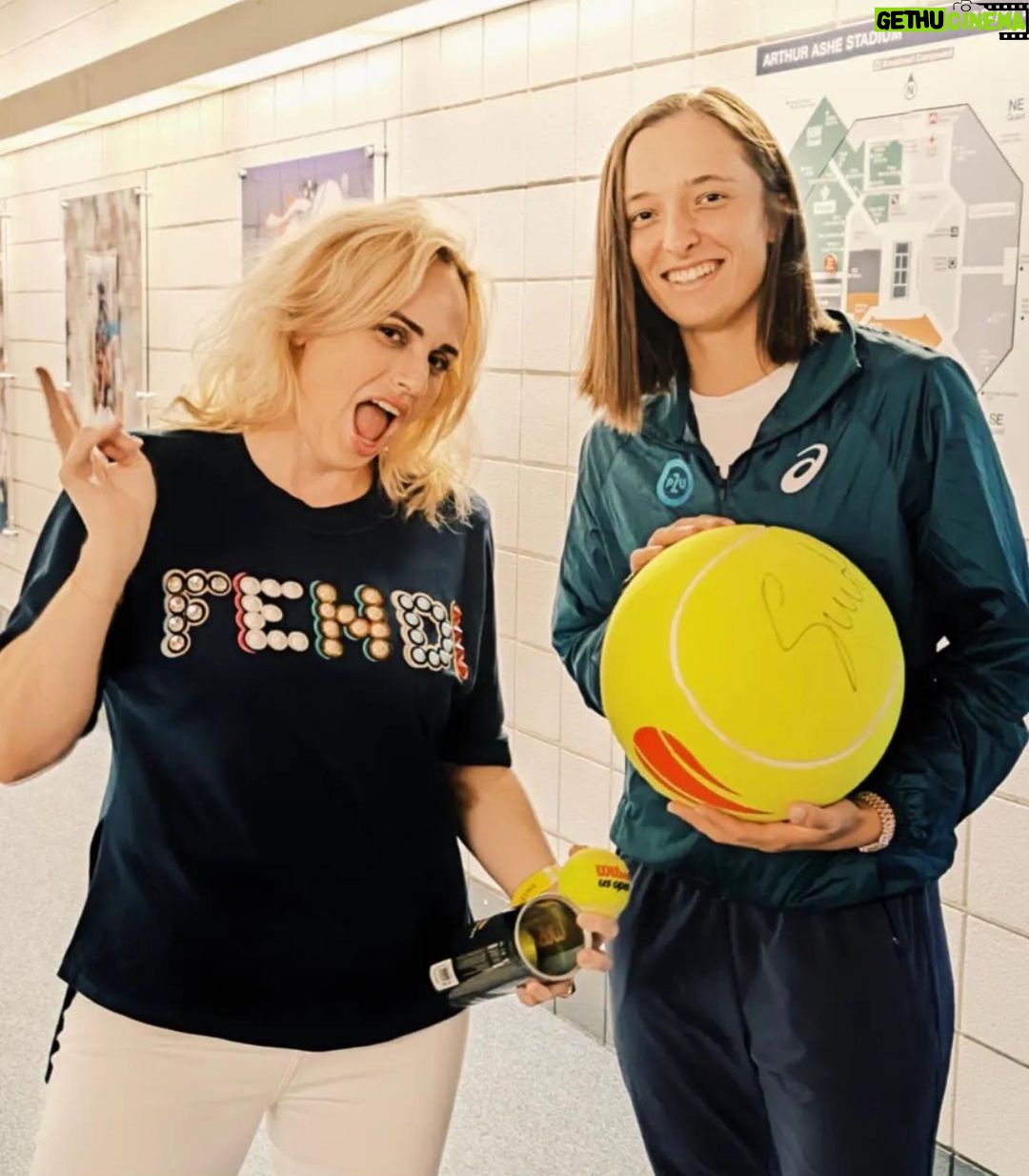 Rebel Wilson Instagram – Having a BALL at the US OPEN! 😜@iga.swiatek ...