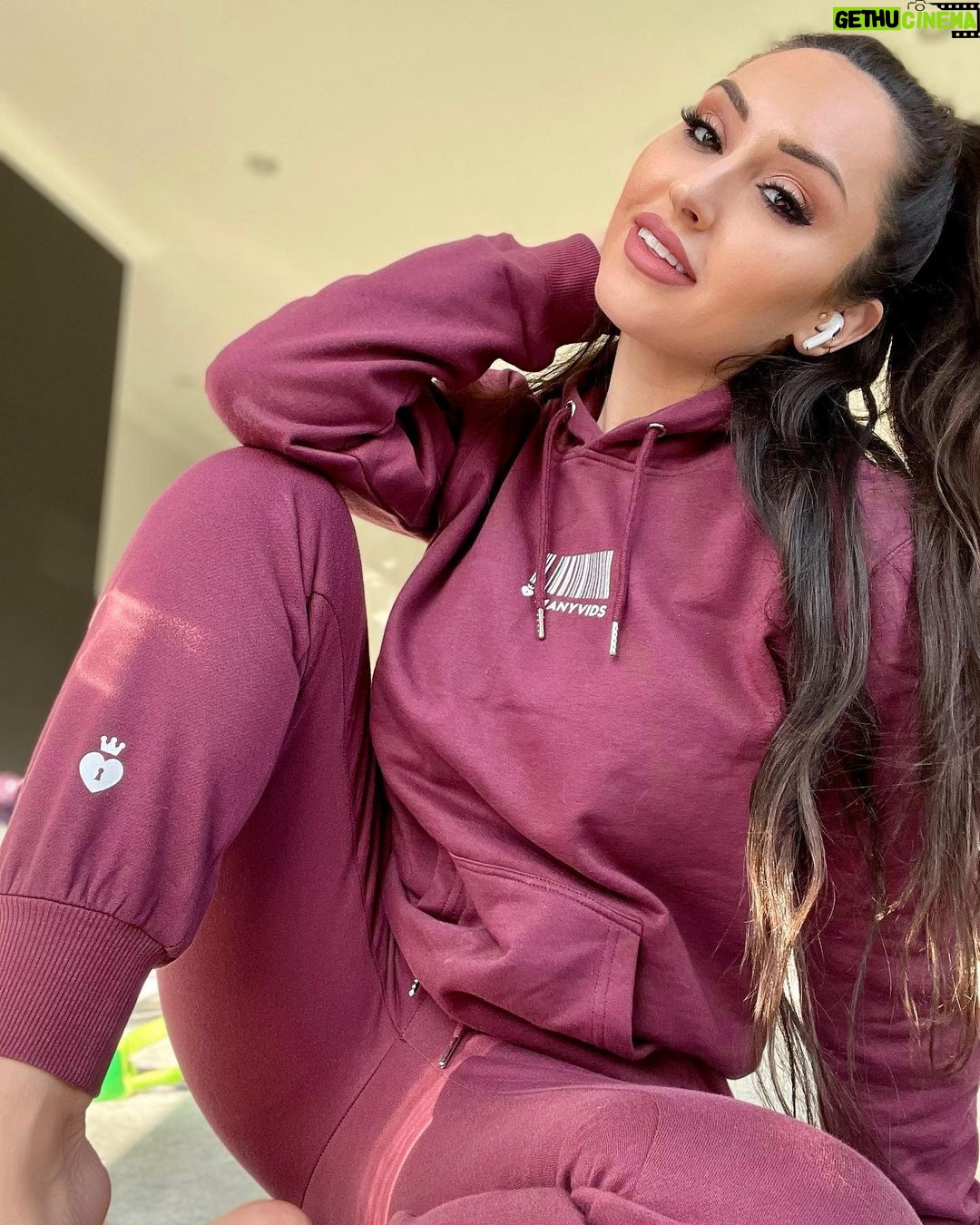 Reya Sunshine Instagram – In love with my new @manyvidsofficial ...