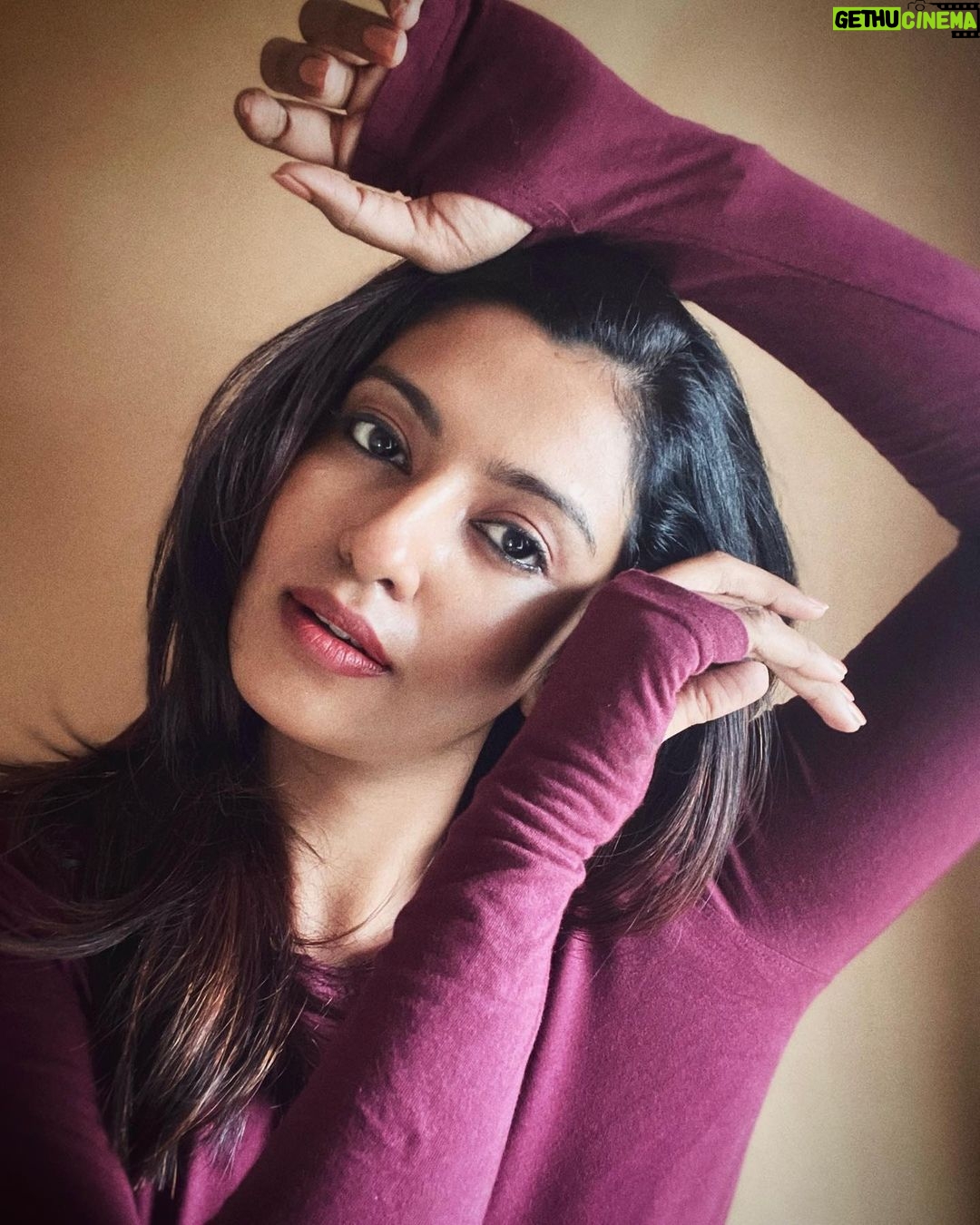 Roshini Haripriyan Instagram – ️ ️‍🔥🤍 📷 self portrait #roshni # ...