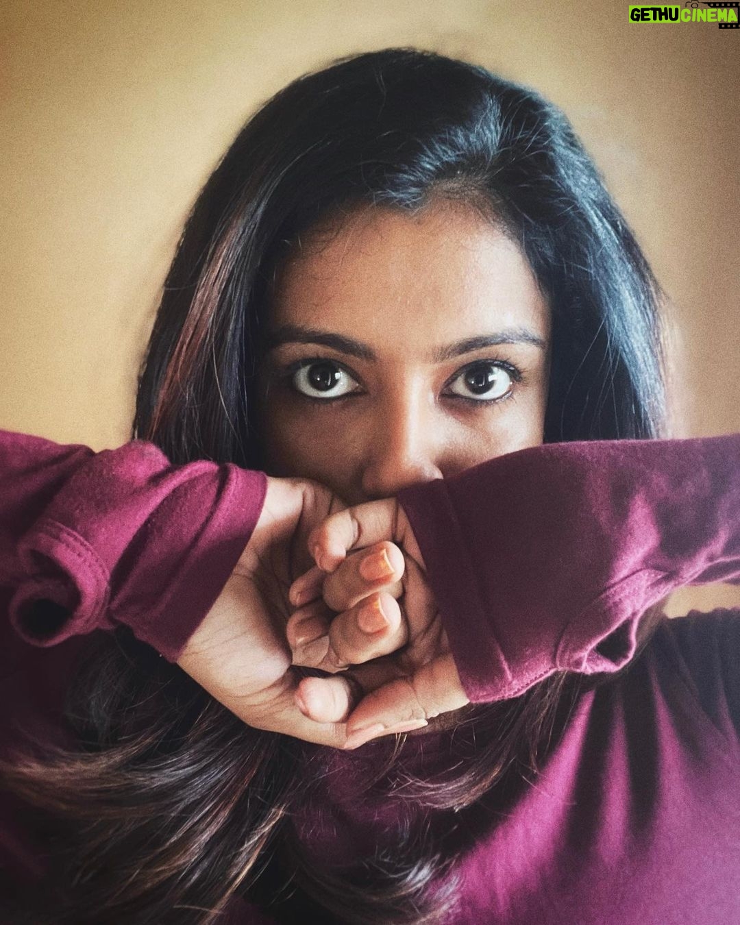 Roshini Haripriyan Instagram – ️ ️‍🔥🤍 📷 self portrait #roshni # ...