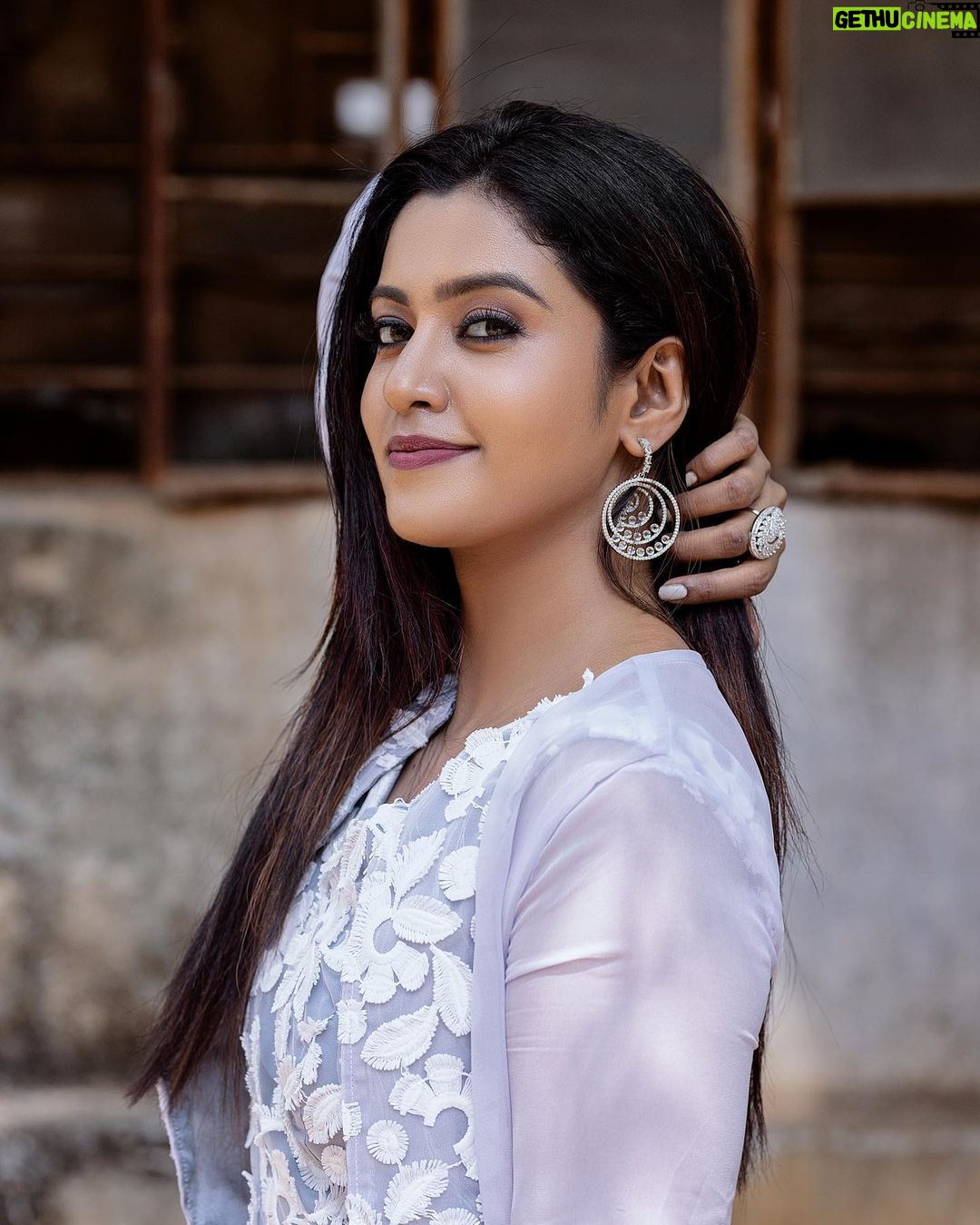 Roshini Haripriyan Instagram – You attract what you vibrate 🤍 Gorgeous ...