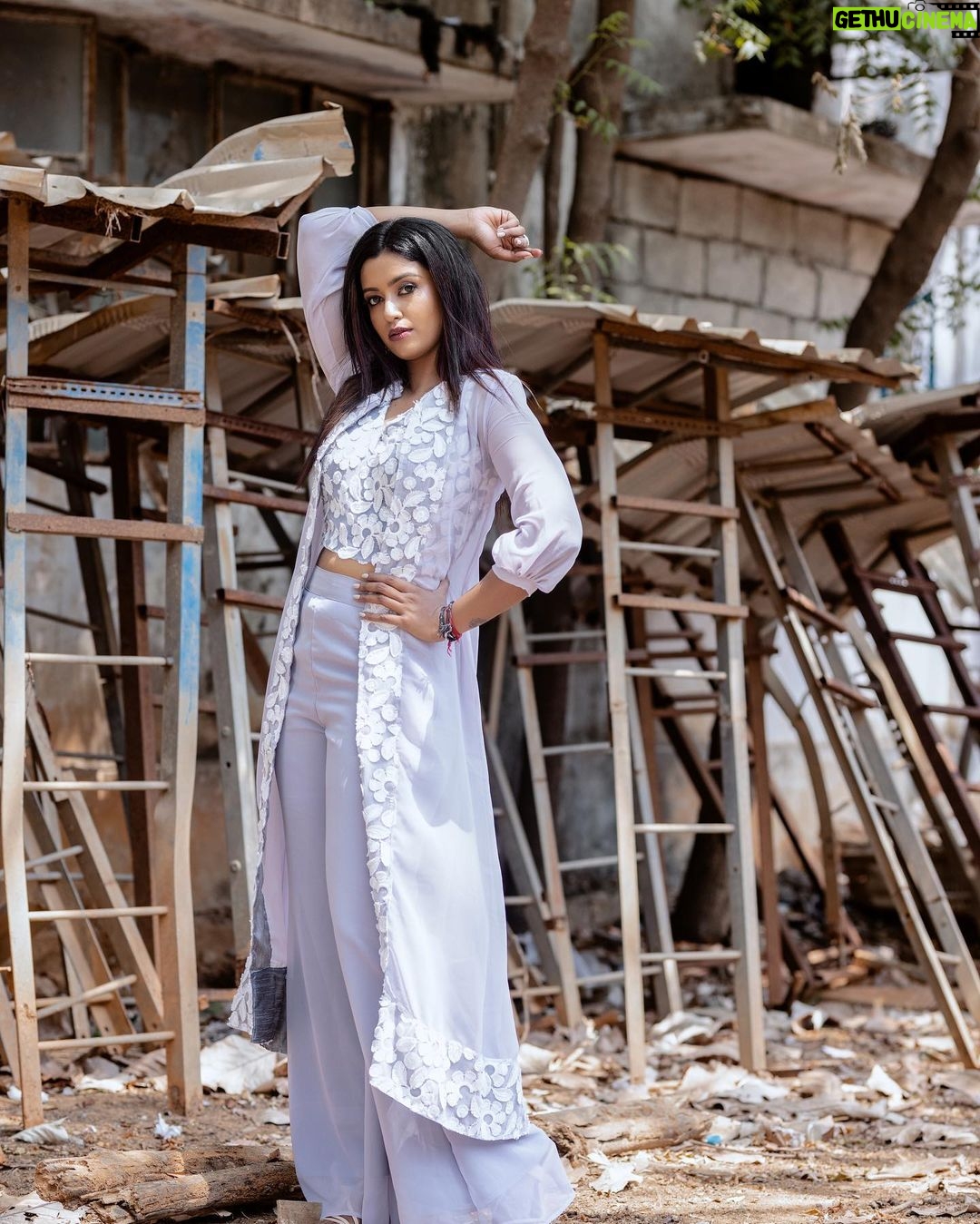 Roshini Haripriyan Instagram – You attract what you vibrate 🤍 Gorgeous ...