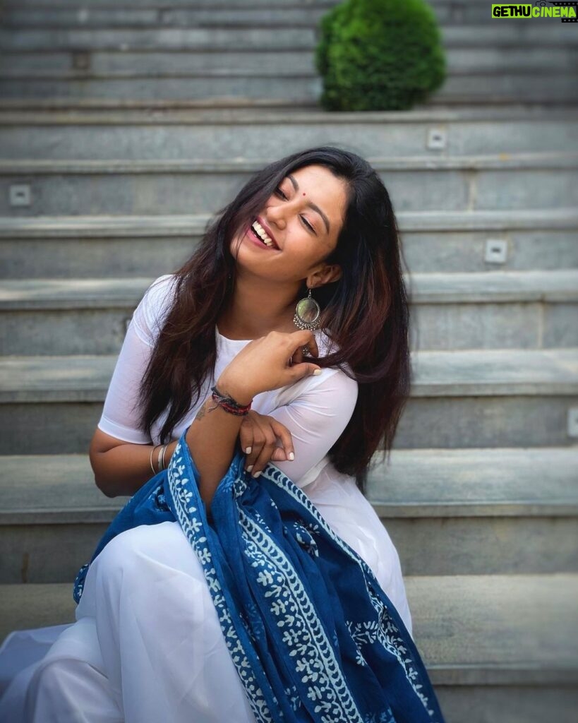 Actress Roshini Haripriyan HD Instagram Photos and Wallpapers May 2022 ...