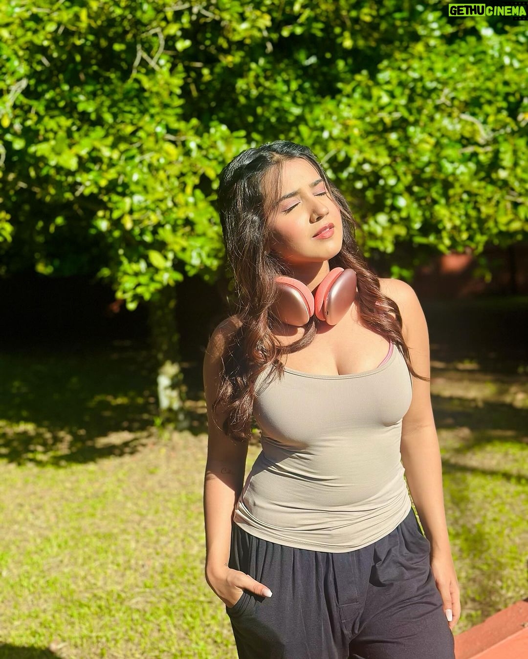 Roshni Walia Instagram – Guess what are we shooting for ? 🤔🫰🧿😘🔚 ...