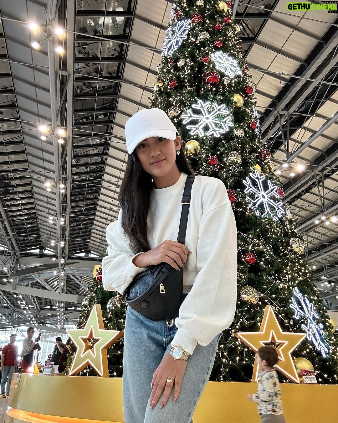 Safa Kabir Instagram – Wishing you all a Merry Christmas 🎄 and a New ...