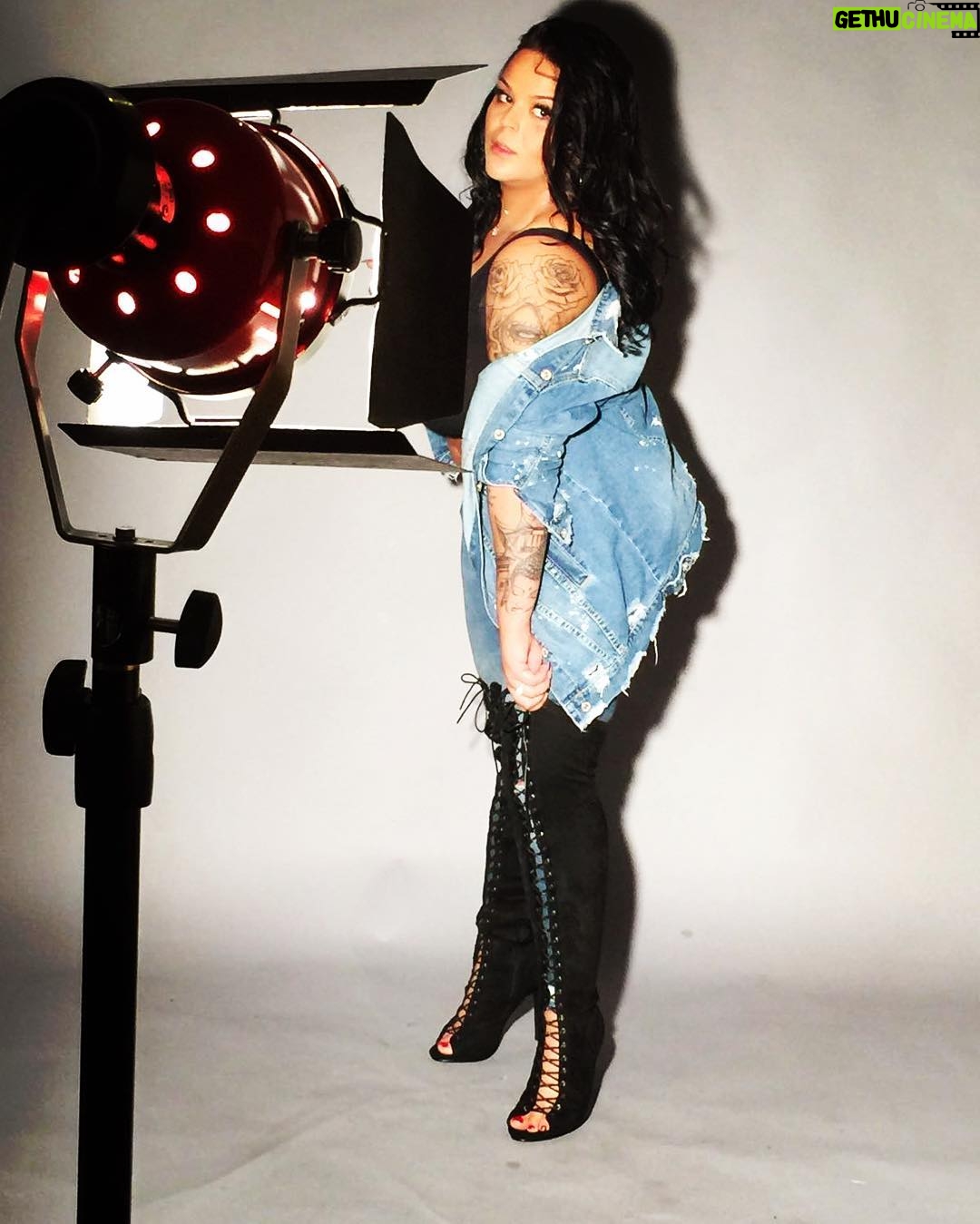 Sarah Fraisou Instagram – [💥📸 shooting day by @initialesc.k ] veste ...