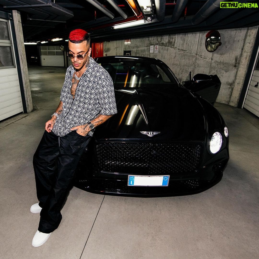 Sfera Ebbasta Instagram – Sedili in pelle del Bentley, sedili in pelle ...