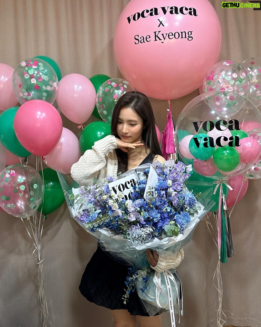 Shin Se-kyung Instagram – @vocavaca 보카바카 촬영장에서 새해 복 많이 받으세요🩵😌 | Gethu Cinema