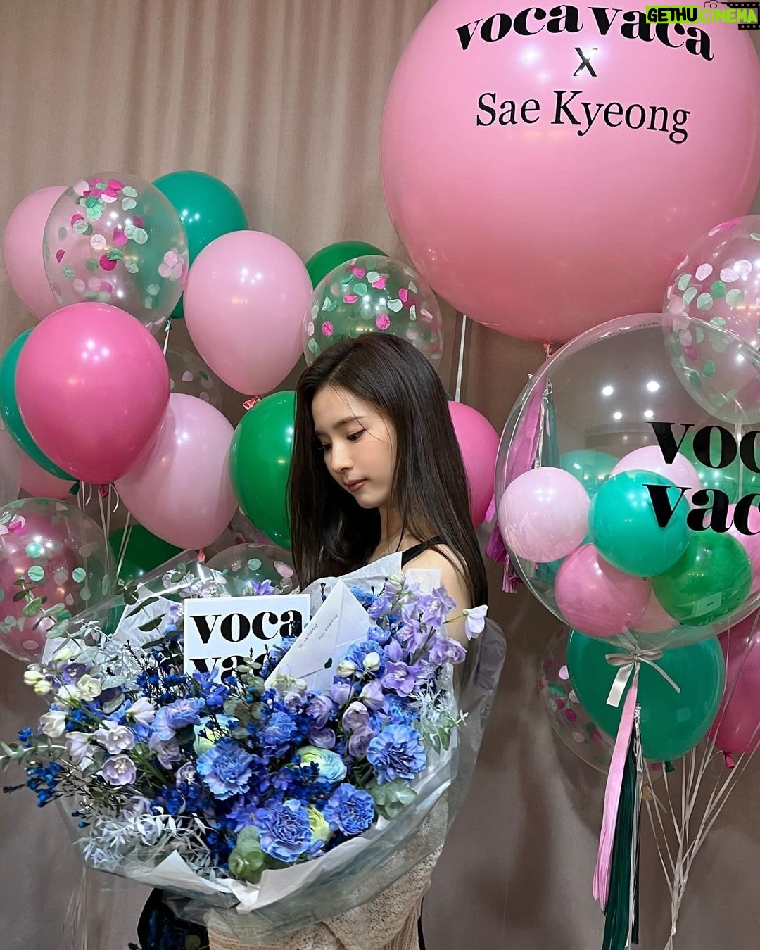 Shin Se-kyung Instagram – @vocavaca 보카바카 촬영장에서 새해 복 많이 받으세요🩵😌 | Gethu Cinema