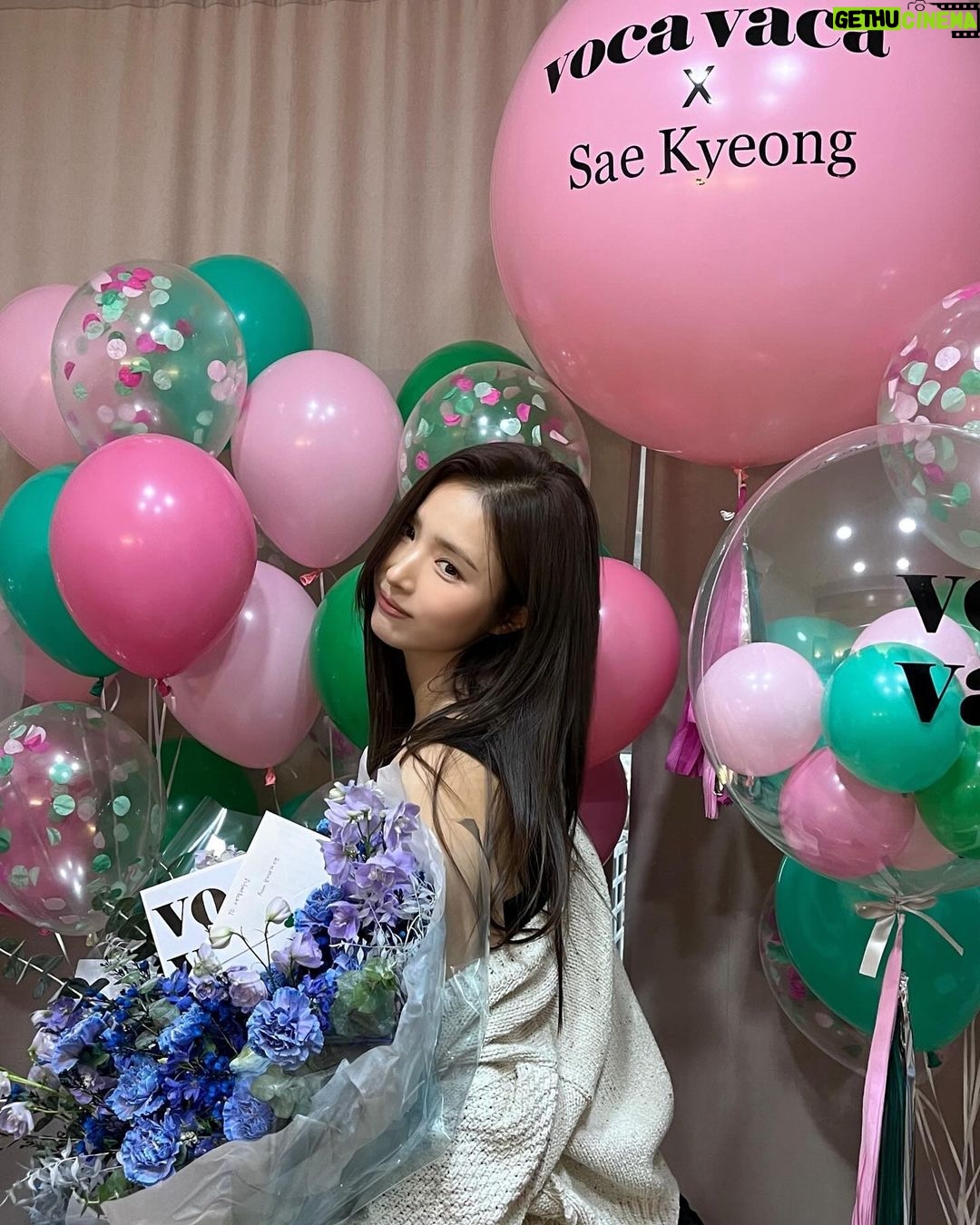 Shin Se-kyung Instagram – @vocavaca 보카바카 촬영장에서 새해 복 많이 받으세요🩵😌 | Gethu Cinema