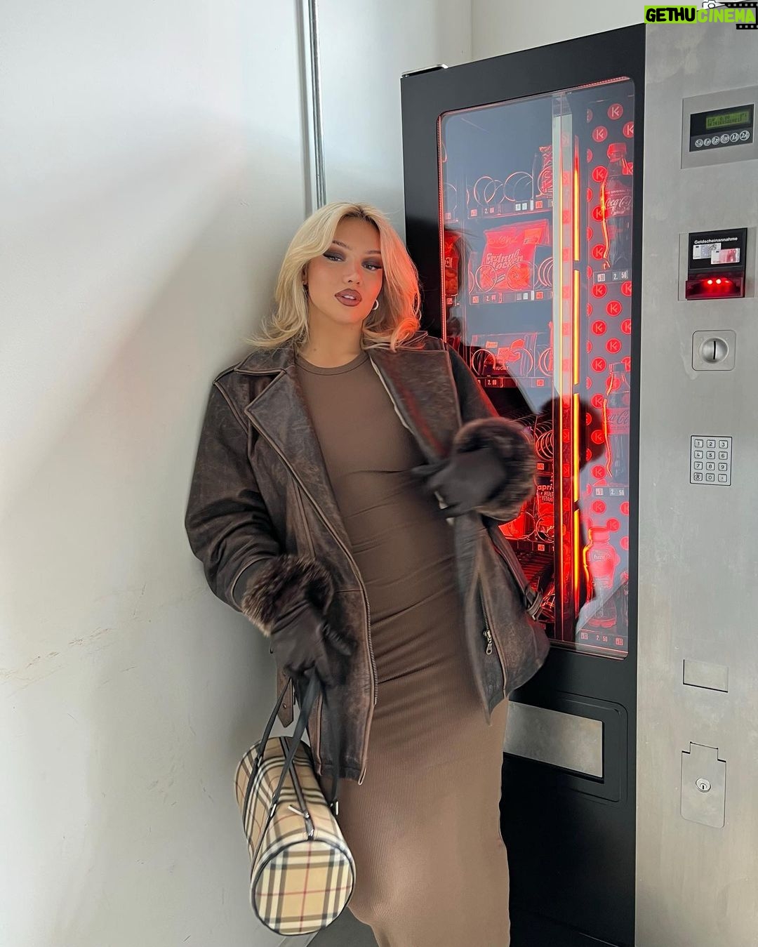 Shirin David Instagram – B***** tragen Vintage Burberry Berlin, Germany ...