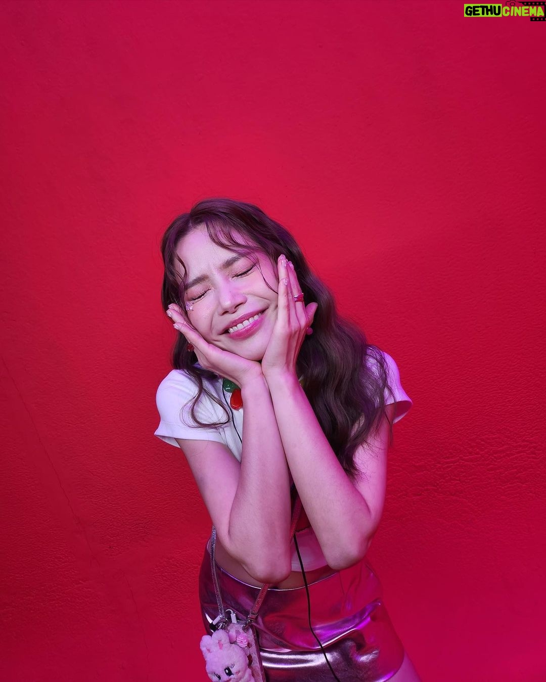 Solar Instagram – MAMAMOO+ “GGBB” 오늘도 첫방💕 같이 들을래? | Gethu Cinema