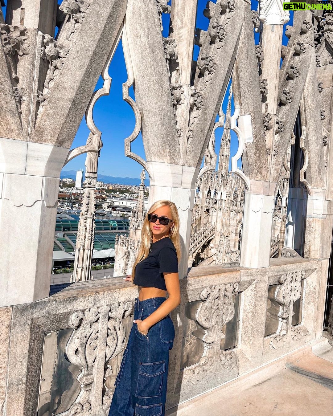 Summer Rae Instagram – tourist. Duomo di Milano – Milan Cathedral ...