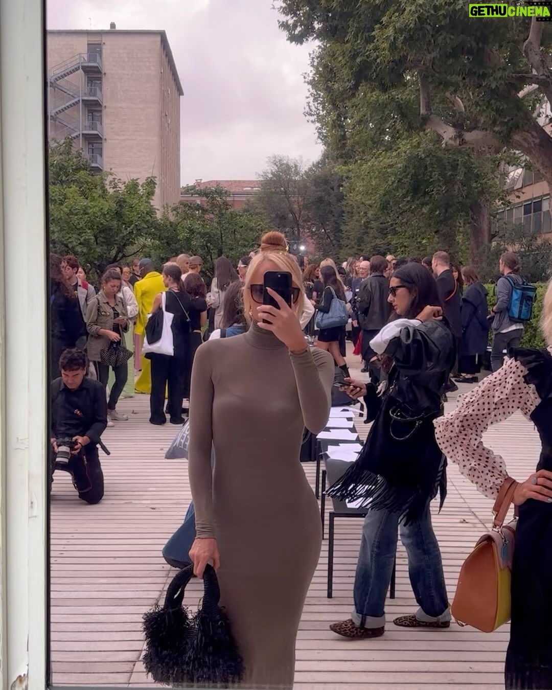 Summer Rae Instagram – tourist. Duomo di Milano – Milan Cathedral ...