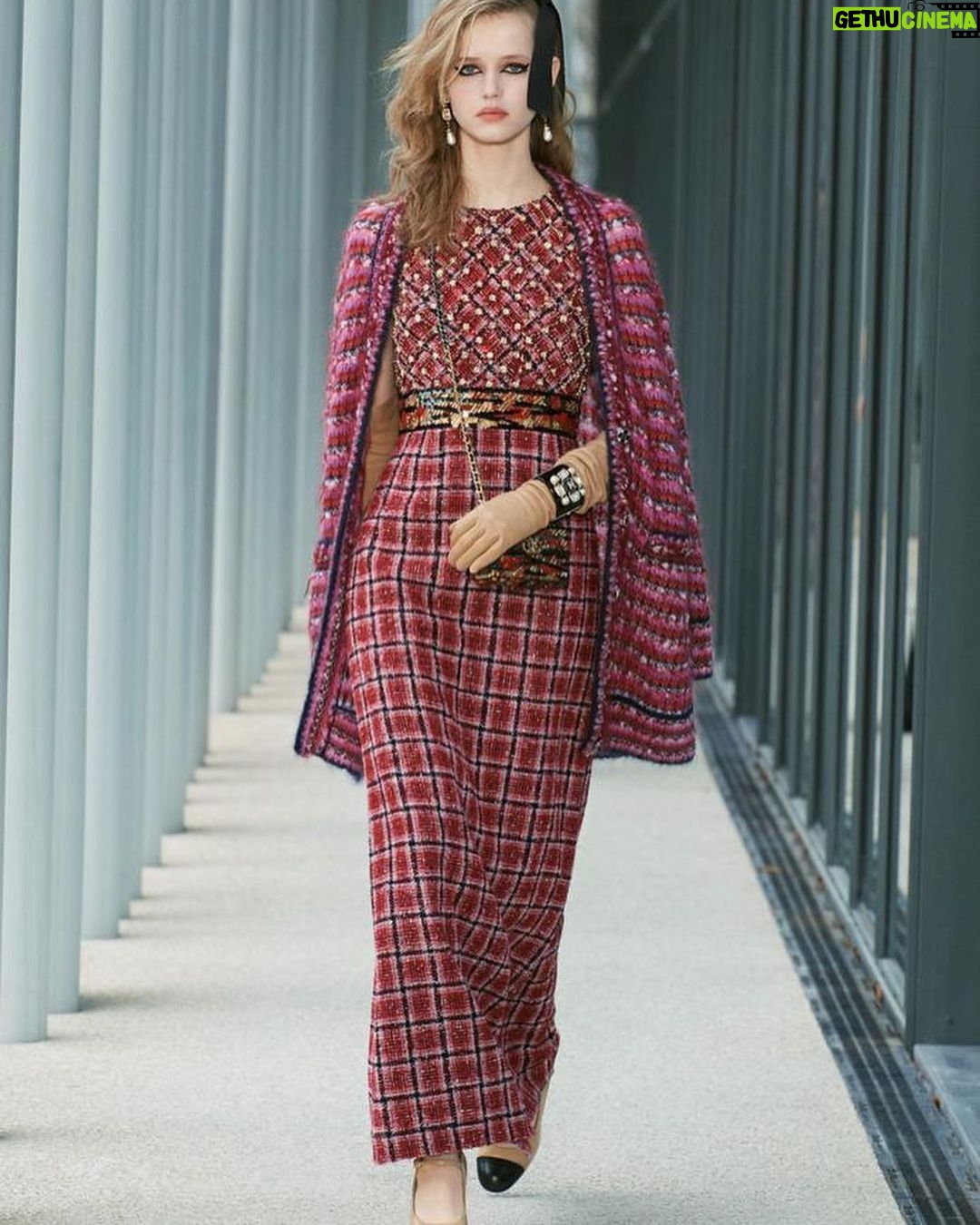 Tiffany Hsu Instagram – 這次Chanel 2021/22 Métiers d’art工坊系列的所有細節都無比動人，結合 ...