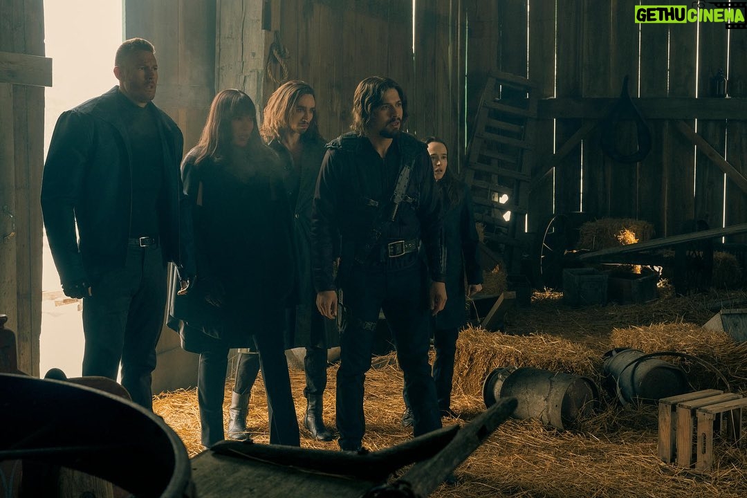 Tom Hopper Instagram – July 31st….the fam is back @umbrellaacad ...