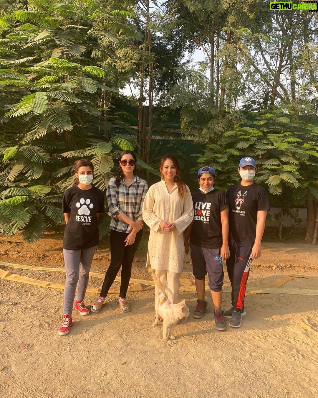 Ushna Shah Instagram – #AyeshaChundrigar and her team at ...