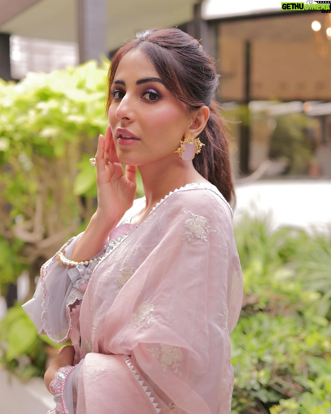 Actress Ushna Shah HD Instagram Photos and Wallpapers June 2024 | Gethu ...