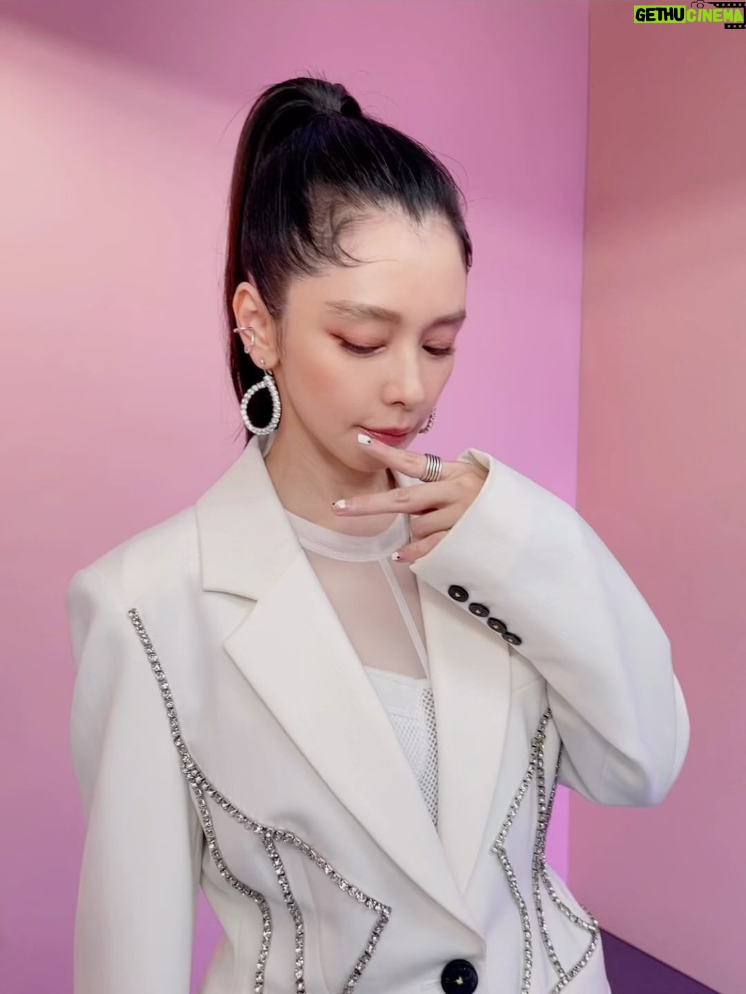 Vivian Hsu Instagram – 今日 #OOTD @lounes_chen @jenny_lin_0418 ...