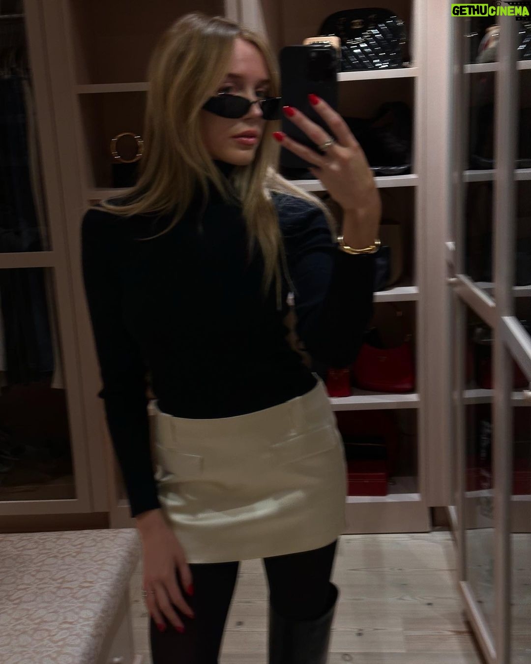 Alexandra Cooper Instagram – Happy Holidays 💋🍷 | Gethu Cinema