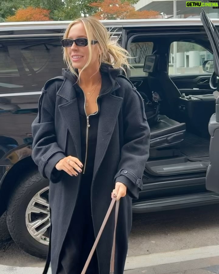 Alexandra Cooper Instagram – New year, same entourage 🐶😎 | Gethu Cinema