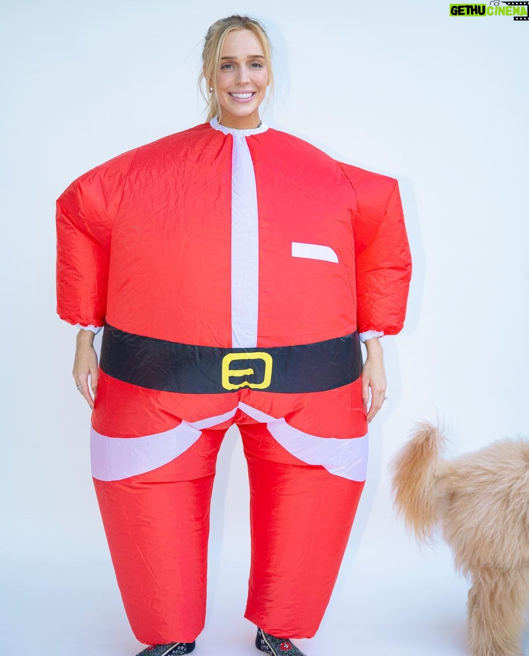 Alexandra Cooper Instagram – SANTA… I KNOW HIM.. it’s me I’m Santa🎅🏼 ...