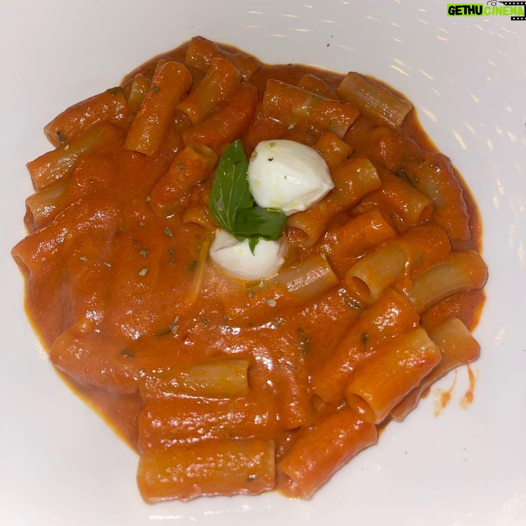 Alexandra Cooper Instagram – guurl things | Gethu Cinema