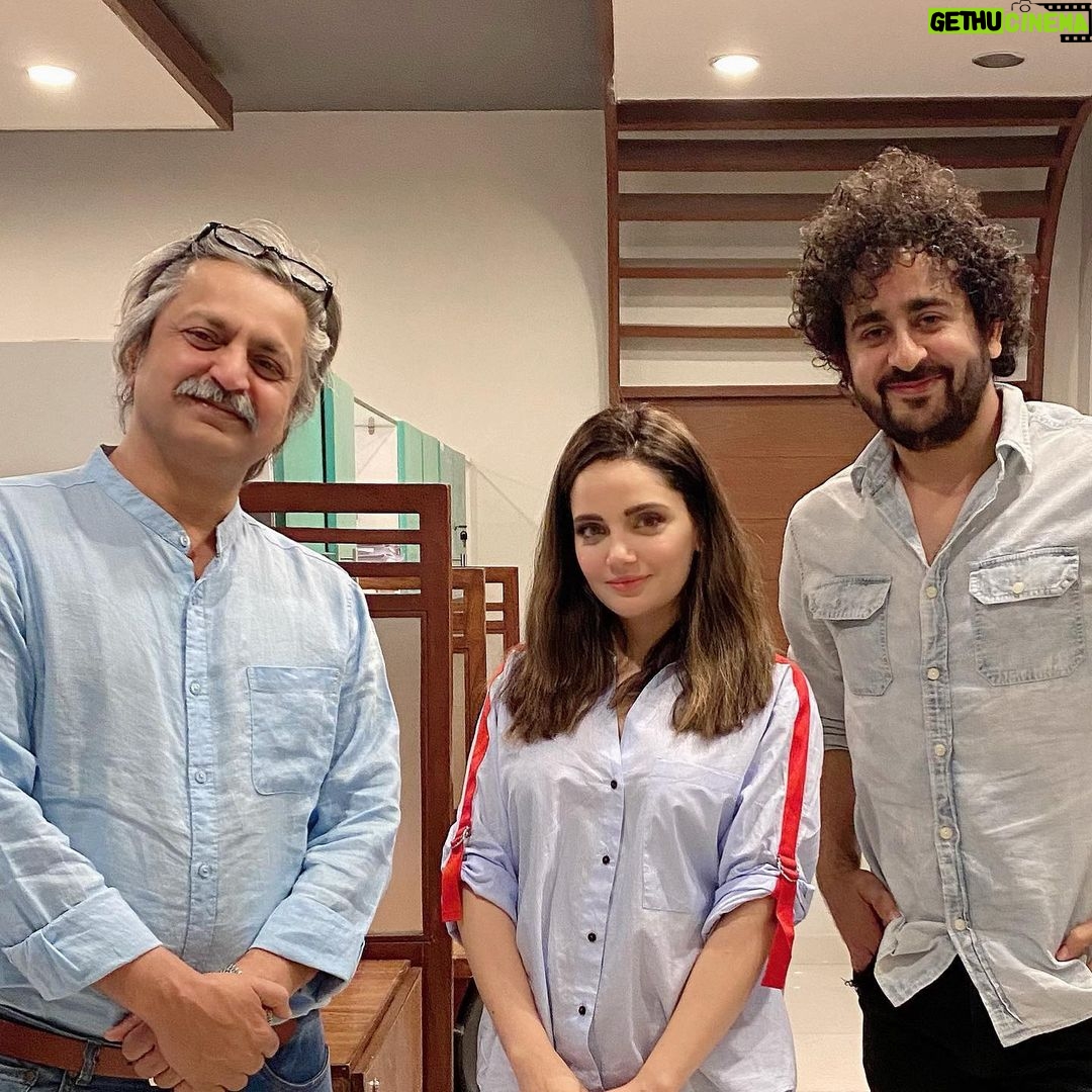 Armeena Khan Instagram – When you run into old friends and make new ...