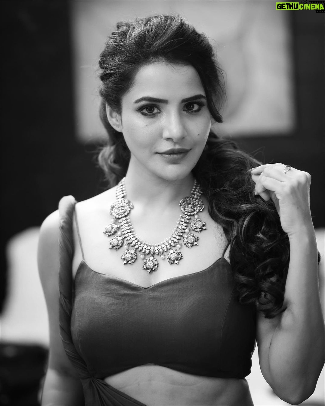 Actress Ashu Reddy HD Instagram Photos and Wallpapers September 2023 ...