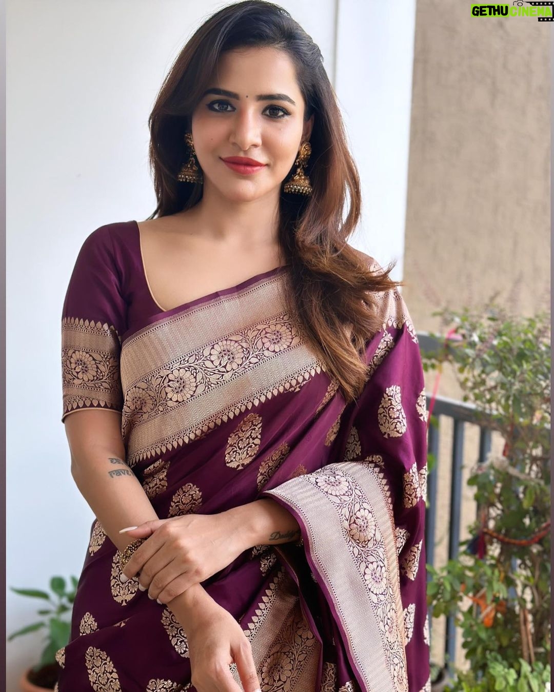 Ashu Reddy Instagram – Six yards of pure grace- a saree!! ️🔥 #ashureddy ...