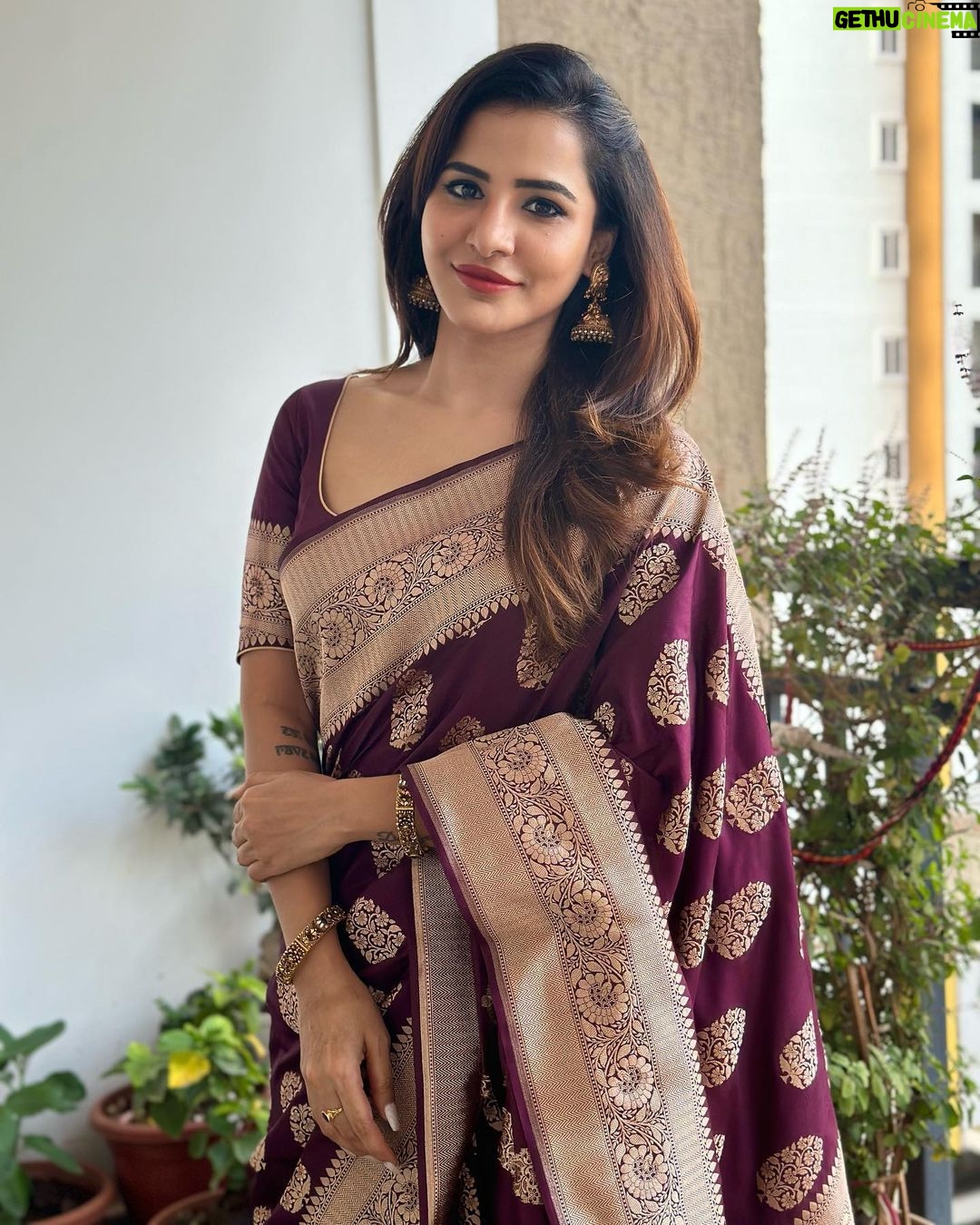 Ashu Reddy Instagram – Six yards of pure grace- a saree!! ️🔥 #ashureddy ...
