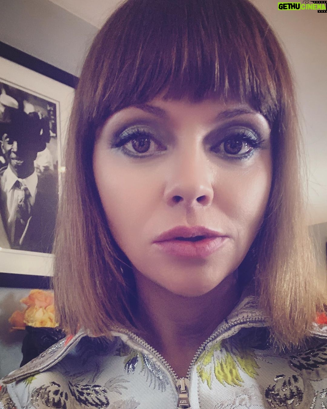 Christina Ricci Instagram – Yellowjackets press day glam 🐝🐝🐝 HMU ♥️ ...