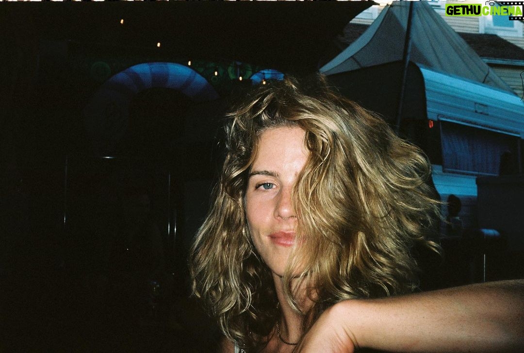 Actress Emily Bett Rickards HD Instagram Photos and Wallpapers February ...