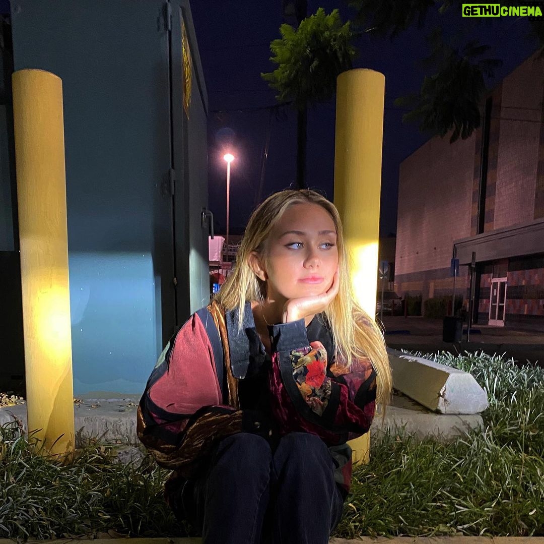 Emily Skinner Instagram – Goodnight moon | Gethu Cinema
