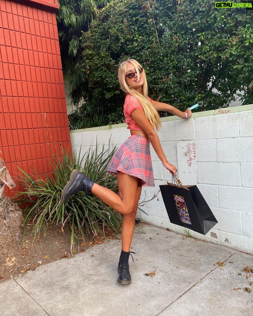 Actress Emily Skinner HD Instagram Photos and Wallpapers September 2020 ...